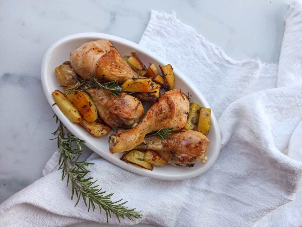 Cosce di pollo al forno con patate, ricetta della nonna - BurroFuso