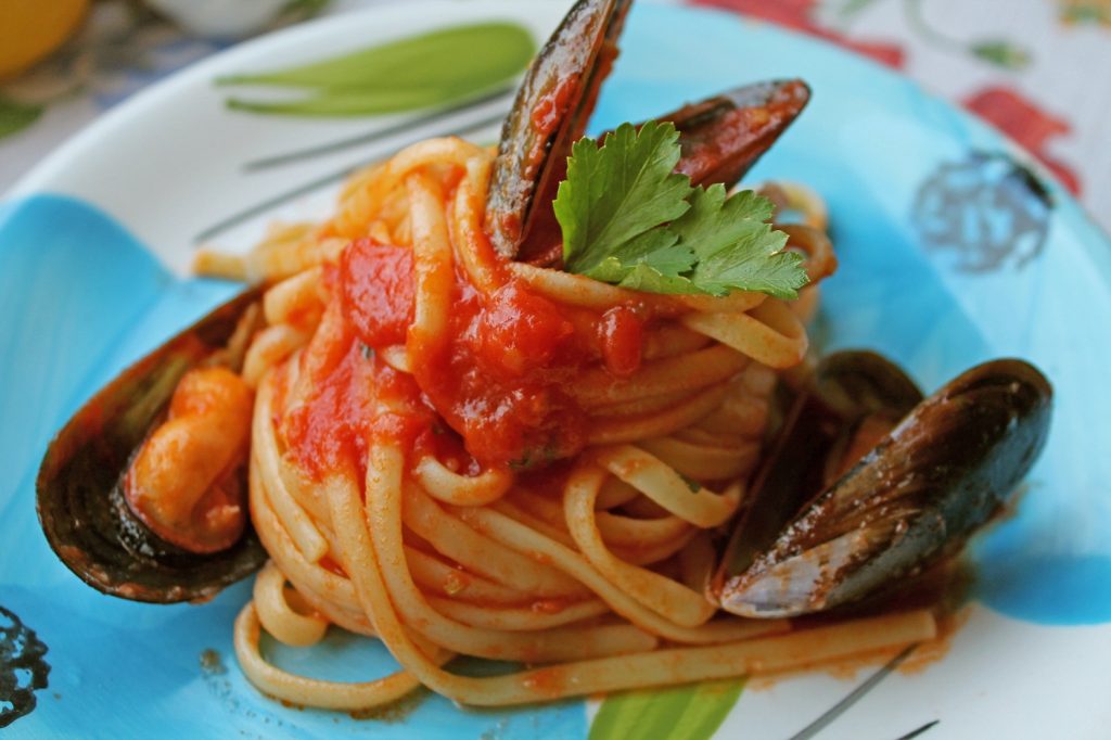 Cozze alla tarantina: ricetta tradizionale con pomodoro e peperoncino