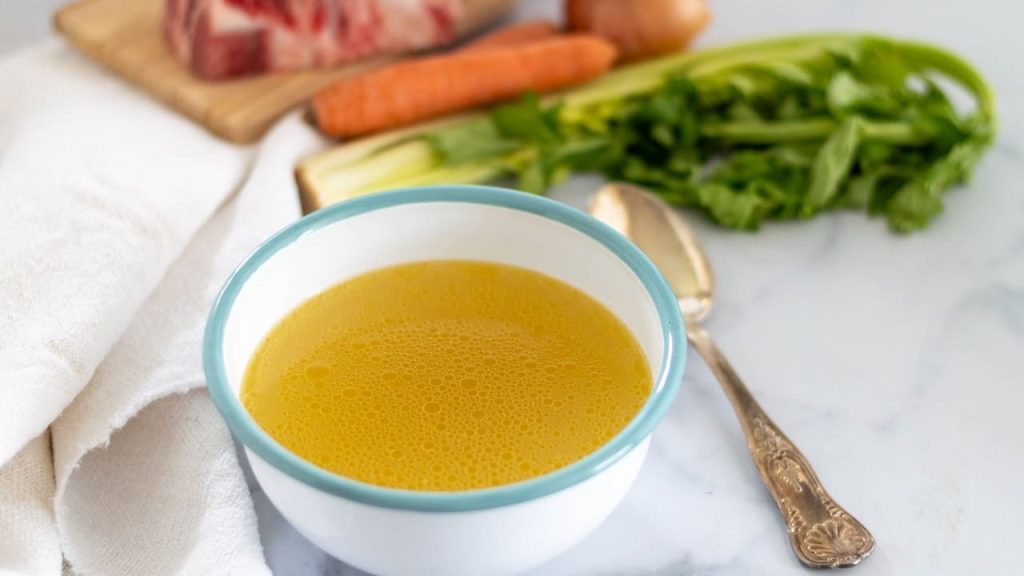 Brodo di carne: ricetta con pochi ingredienti, ma dal gusto assicurato ...