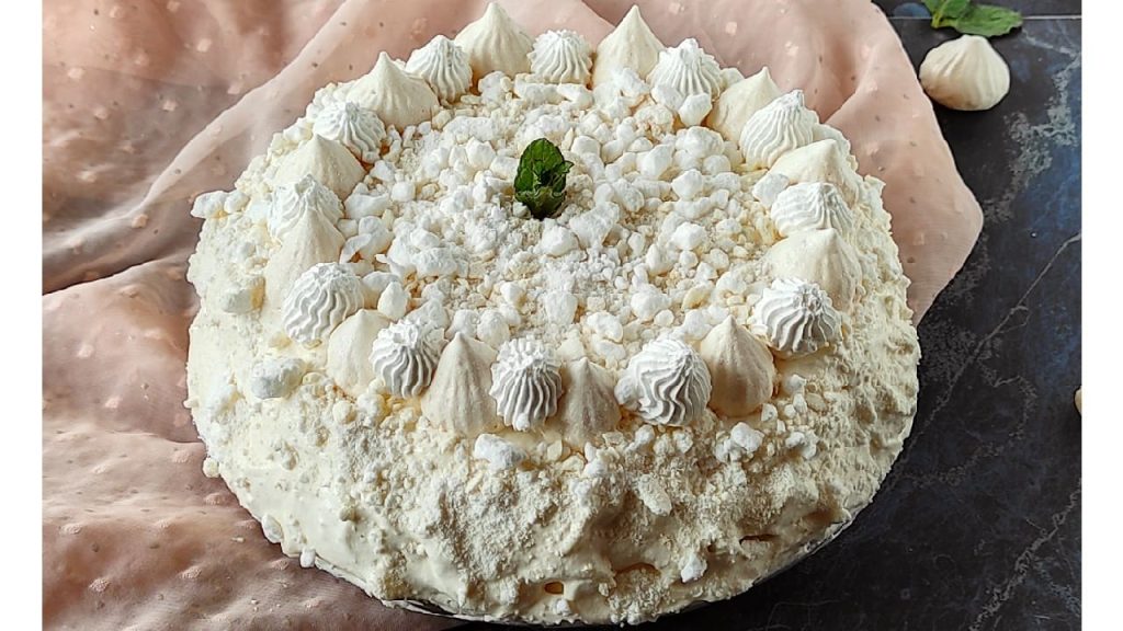 Torta meringata, ricetta classica per una nuvola bianca sotto un cielo ...