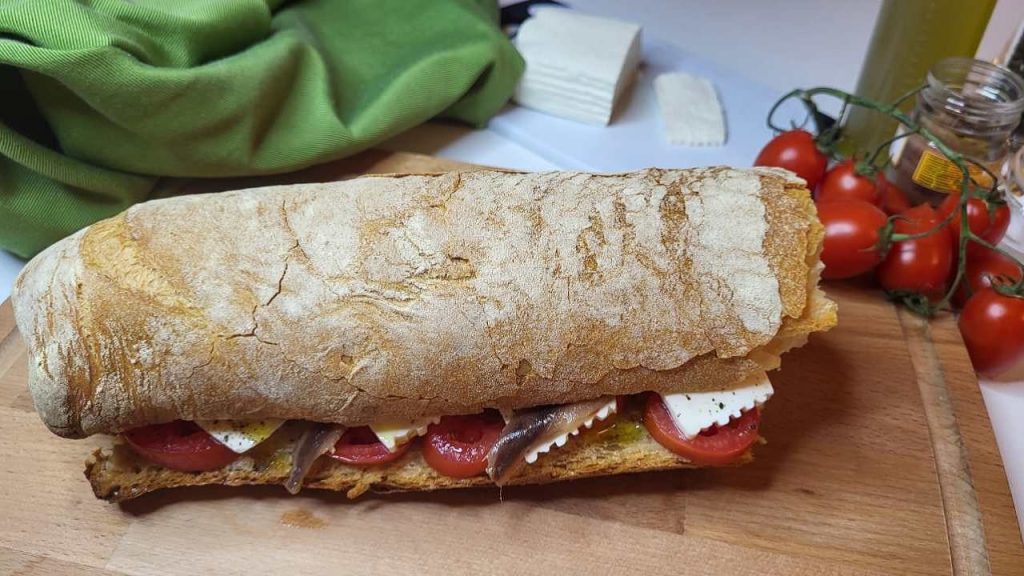 Pane cunzato: ricetta del pane condito dai profumi siciliani