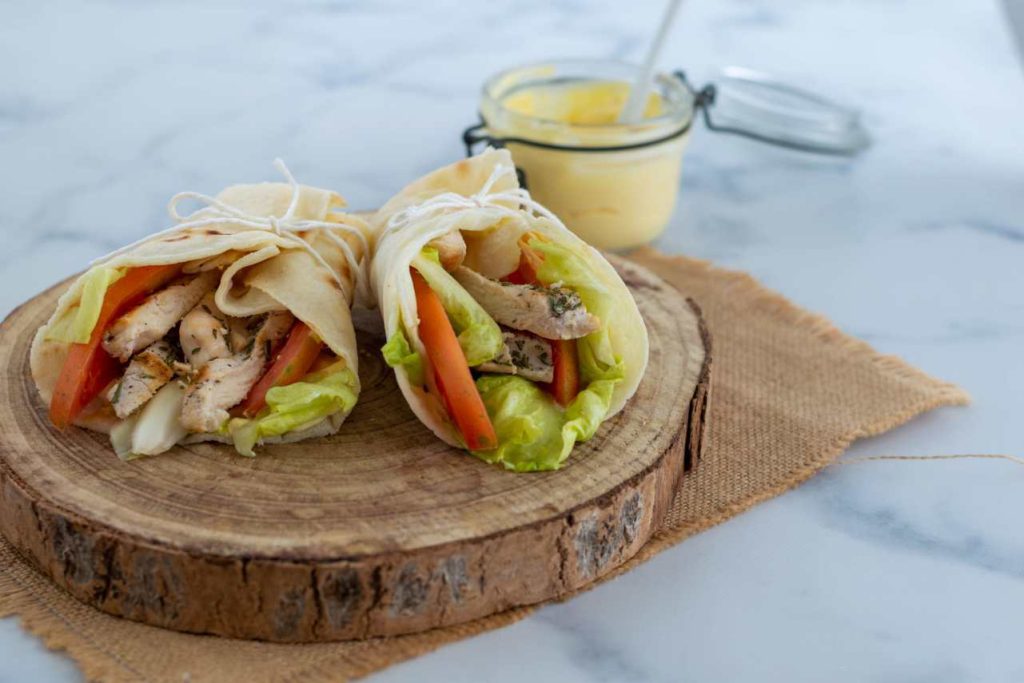 Wrap di pollo, insalata e pomodori, veloce e sfiziosa - BurroFuso