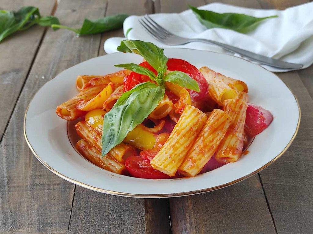 Pasta con i peperoni, primo piatto veloce e facile - BurroFuso