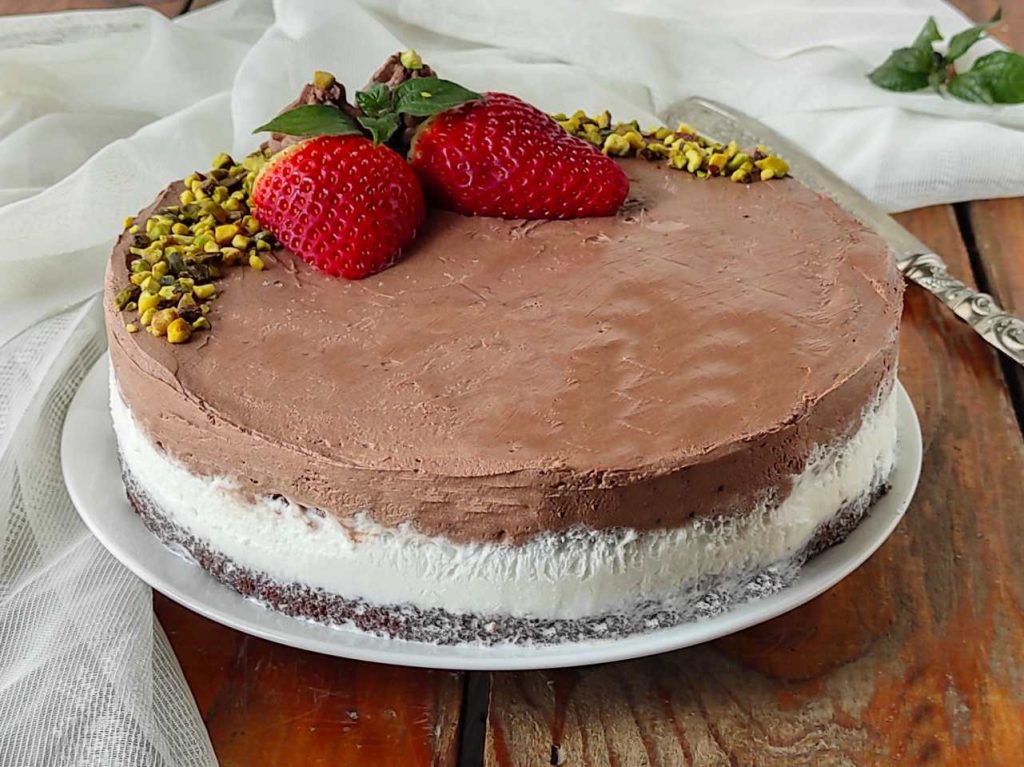 Torta gelato con base di pan di Spagna: la ricetta facile e fresca