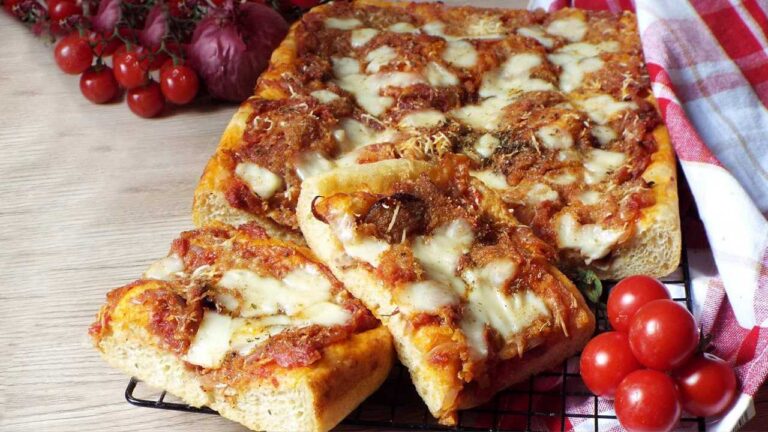 Sfincione palermitano, la ricetta della specialità siciliana - BurroFuso