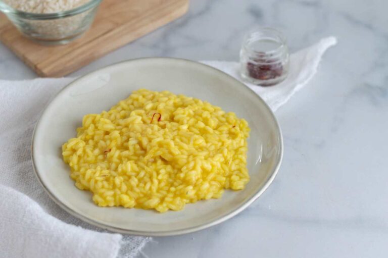 Risotto alla milanese con zafferano, un piatto semplice ma raffinato ...